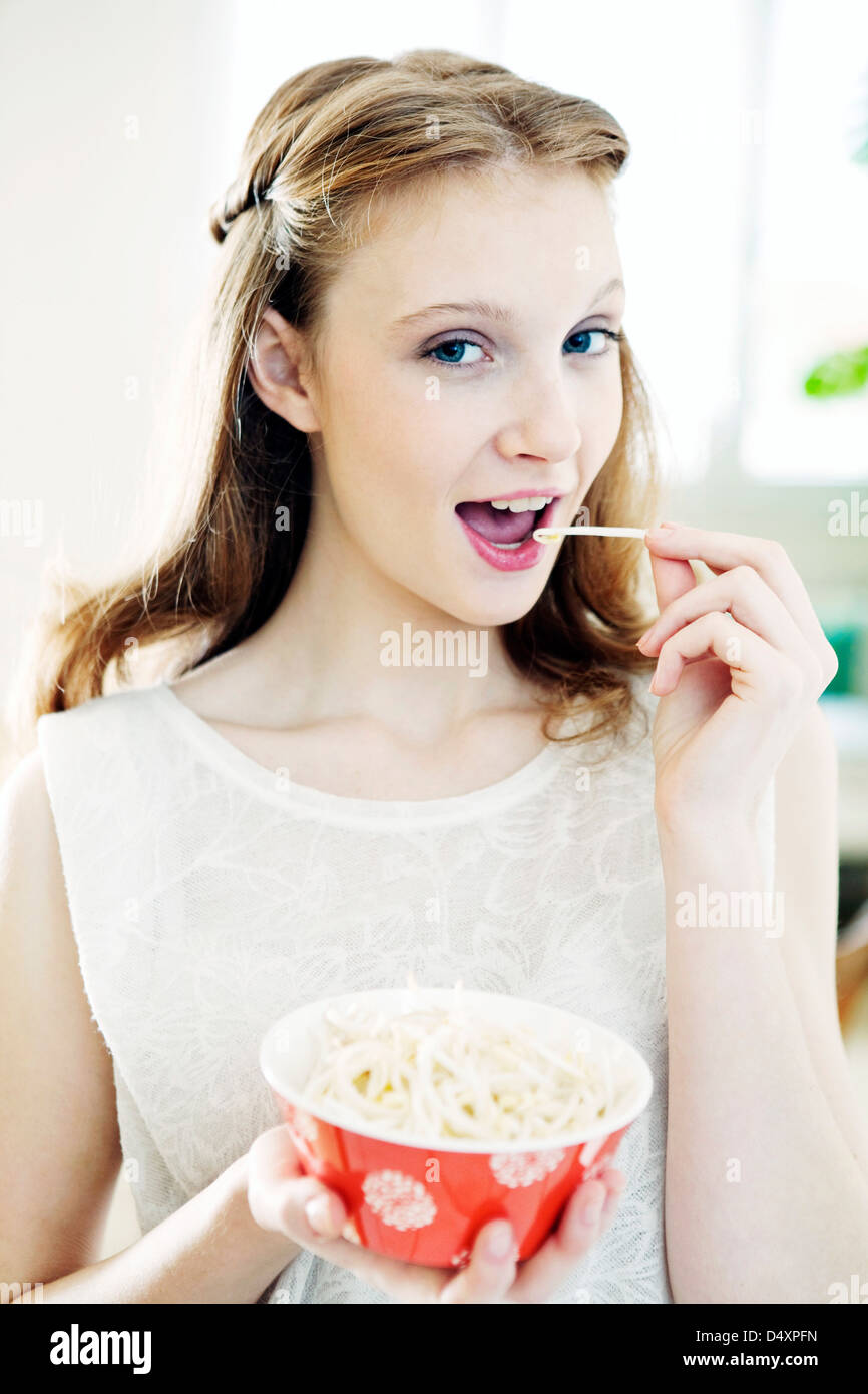 Young adult humans eating hi-res stock photography and images - Alamy
