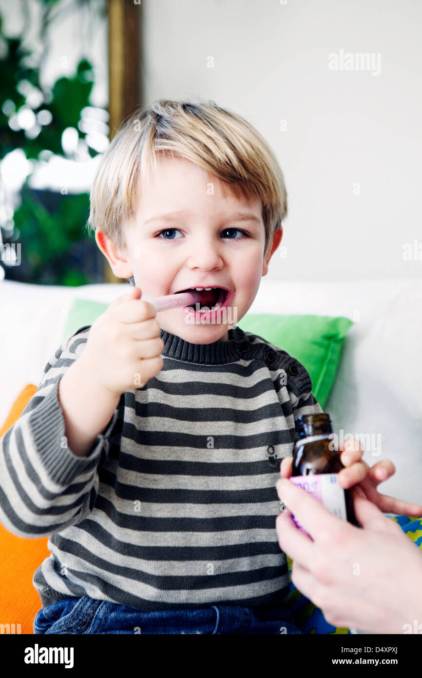 Children taking drugs hi-res stock photography and images - Alamy
