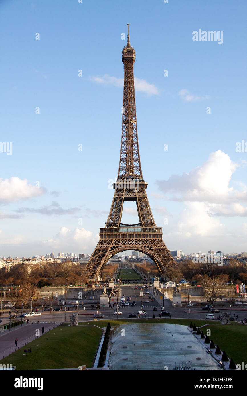 Le tour eiffel hi-res stock photography and images - Alamy