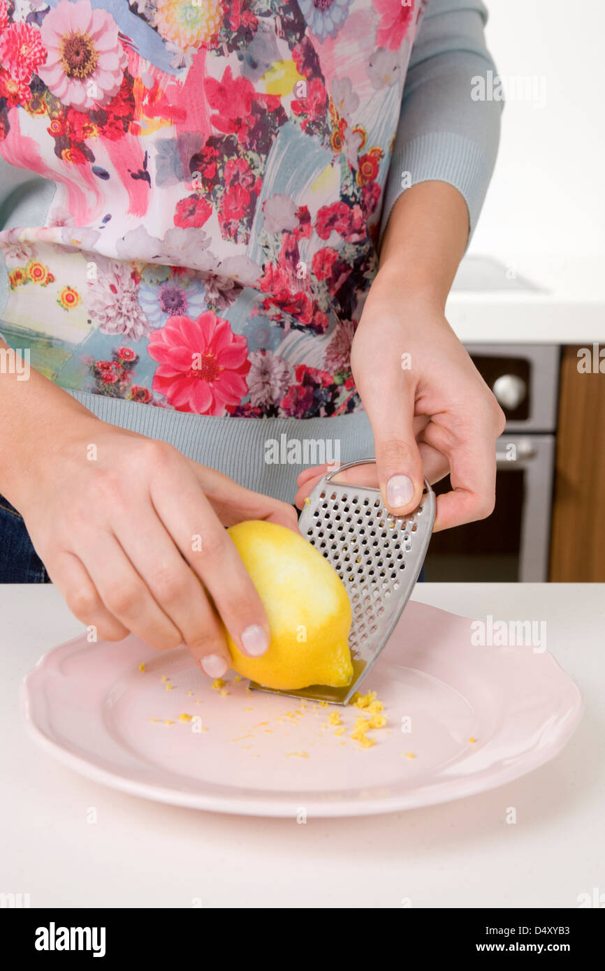 Grating the lemon peel Stock Photo - Alamy