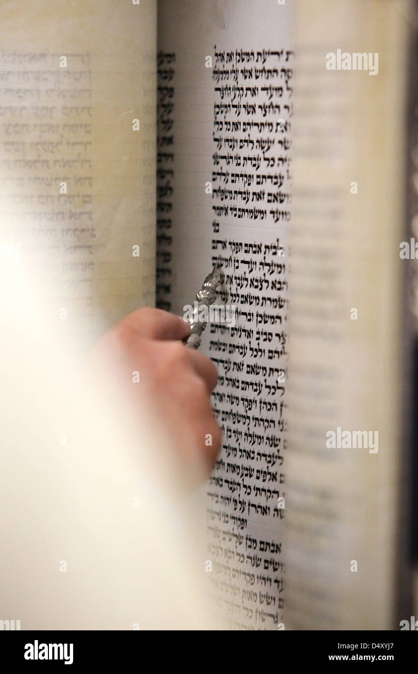 Reading the Torah scrolls Stock Photo - Alamy