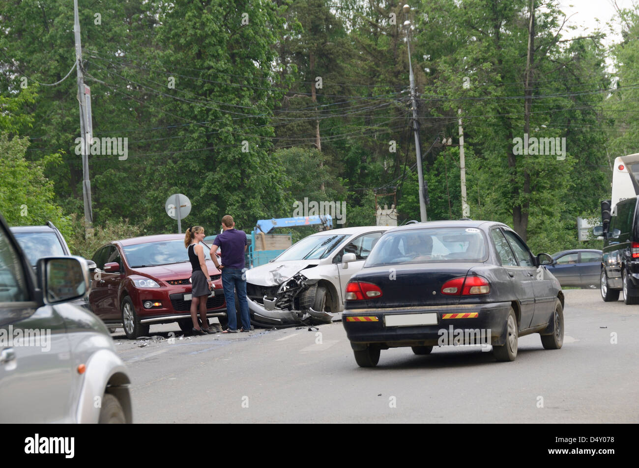 Two people conferring next to two smashed cars Stock Photo - Alamy