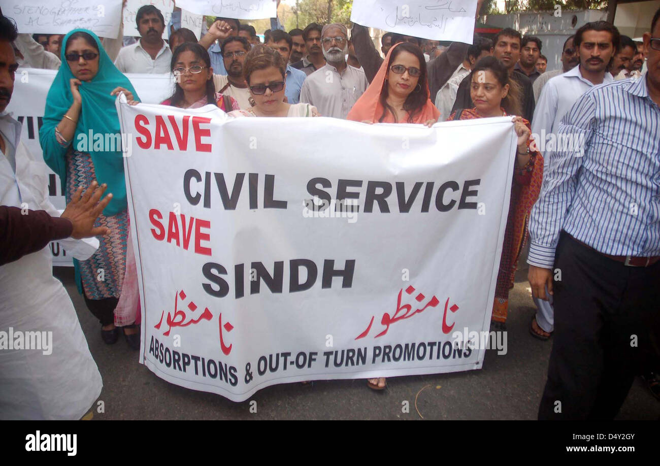 Employees of Civil Service Sindh chant slogans for implement Supreme ...