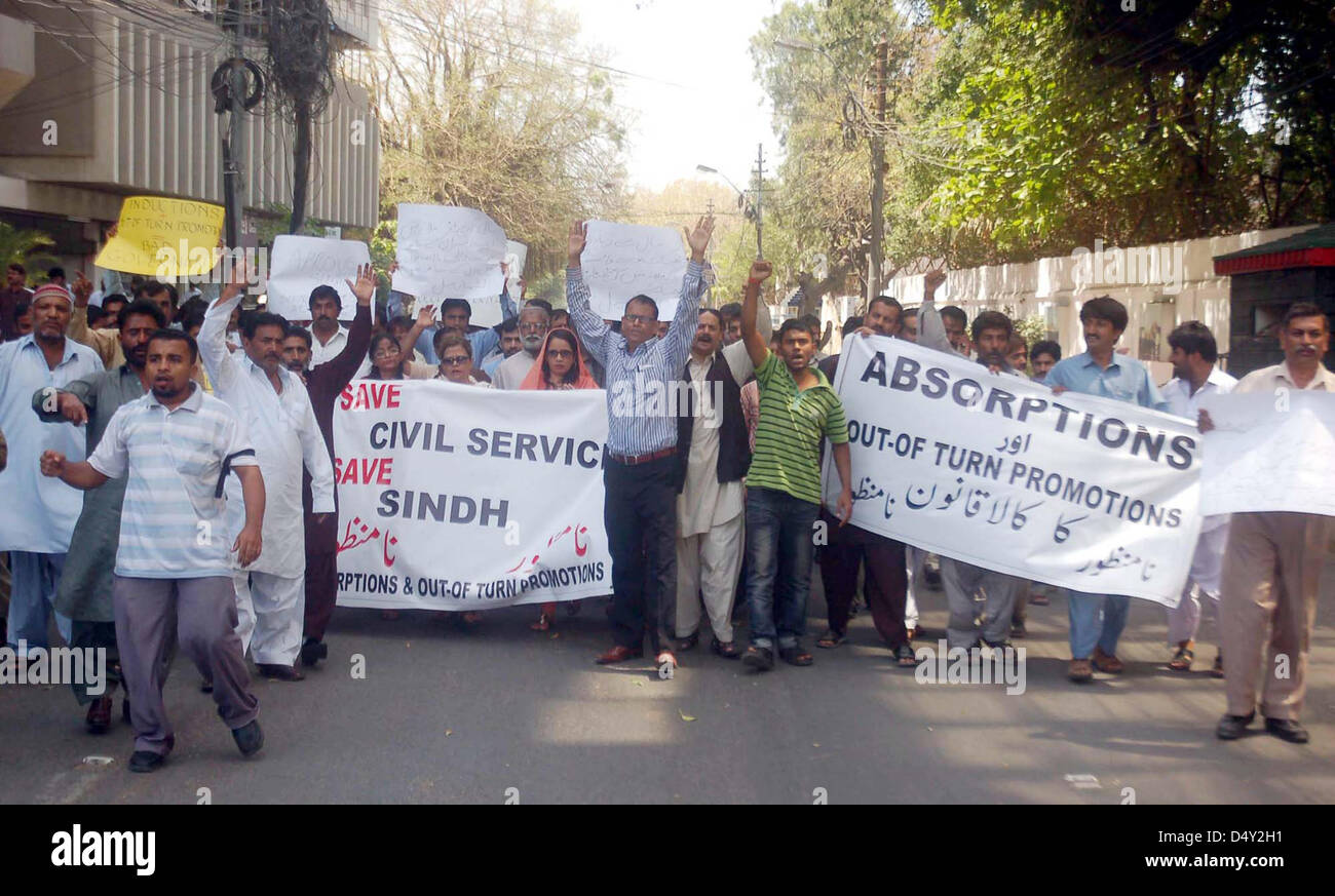Employees of Civil Service Sindh chant slogans for implement Supreme ...