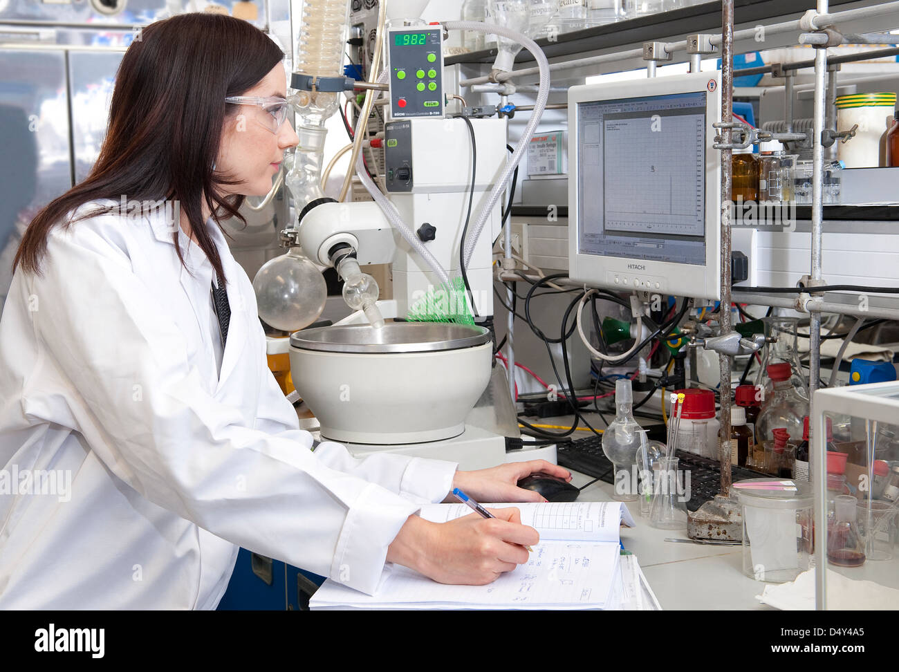 Female laboratory assistant hi-res stock photography and images - Alamy