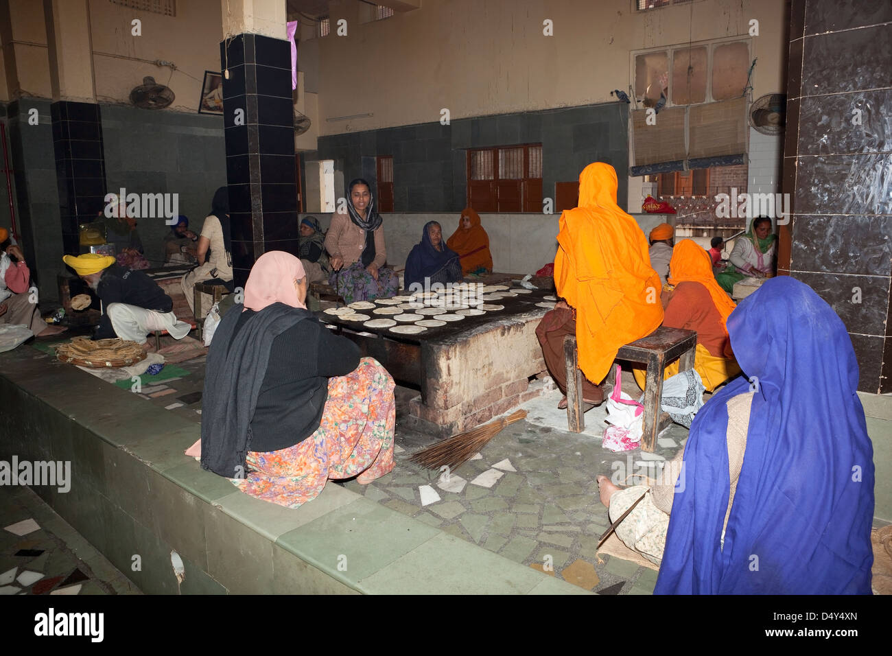 Sikh temple cooking hi-res stock photography and images - Alamy