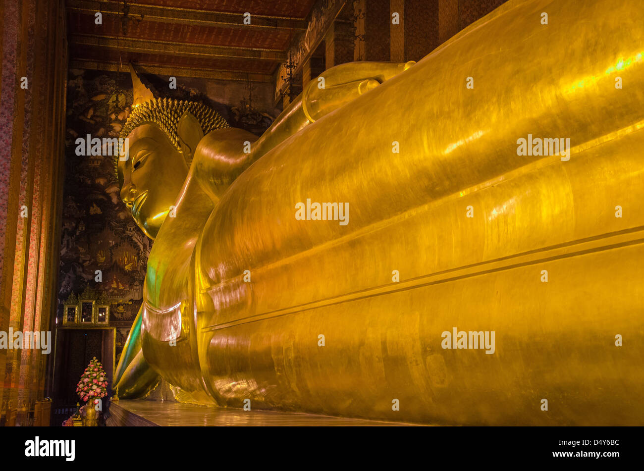 Details of the golden reclining Buddha in Wat Po Bangkok Stock Photo ...