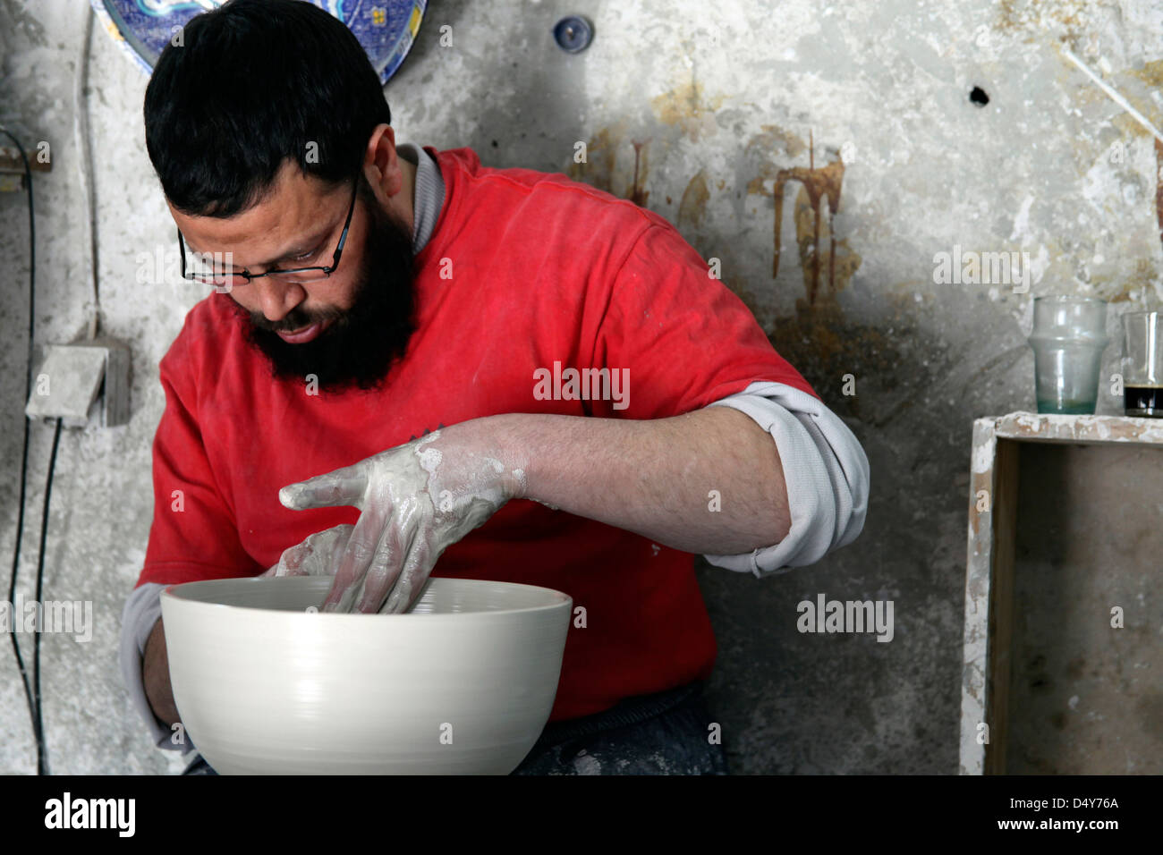 Morocco, Fes. Moroccan Potter spinning clay bowl Stock Photo - Alamy