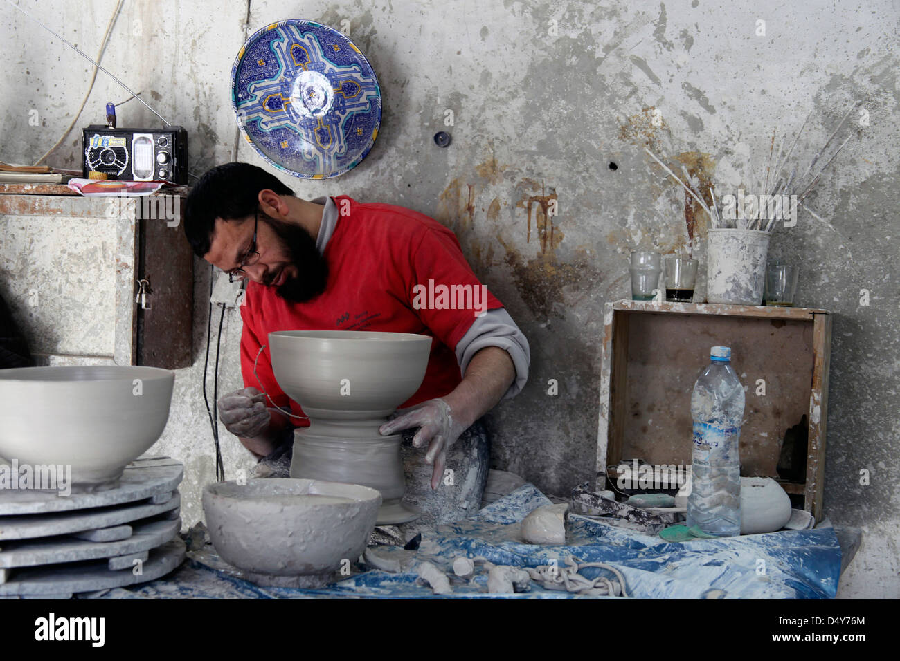 Fes moroccan artisan spinning clay bowl hi-res stock photography and ...