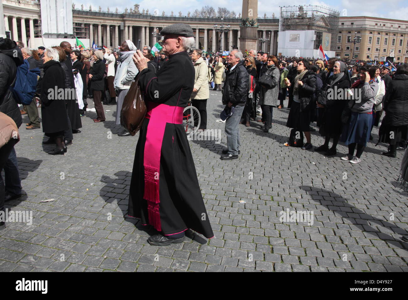 Pope Francis Mobile Phone High Resolution Stock Photography and Images ...