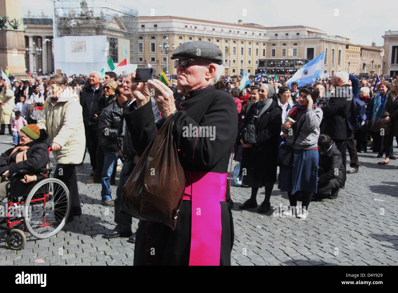 Pope francis mobile phone hi-res stock photography and images - Alamy