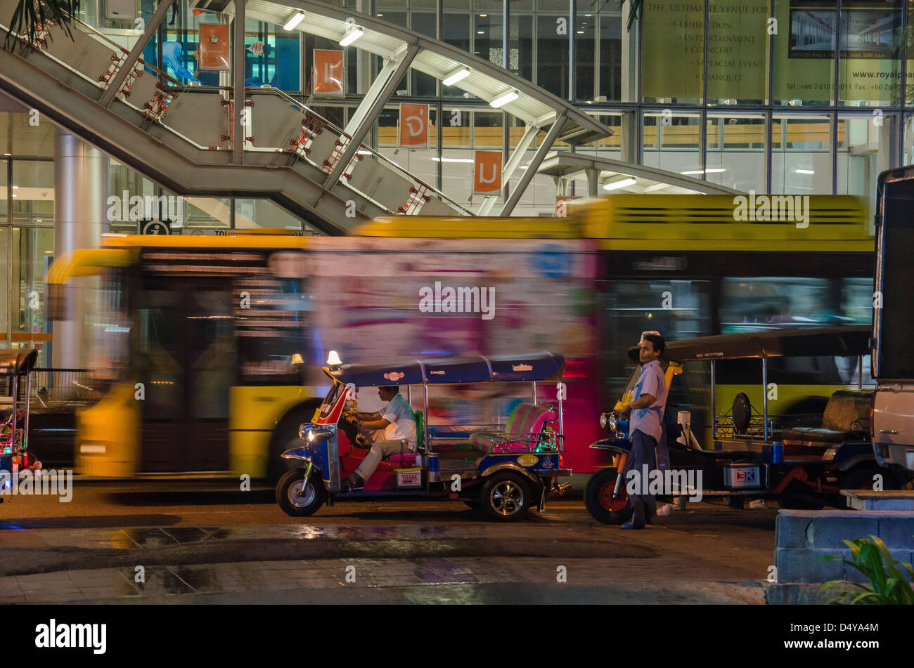 Bangkok street bus night stair house hi-res stock photography and ...
