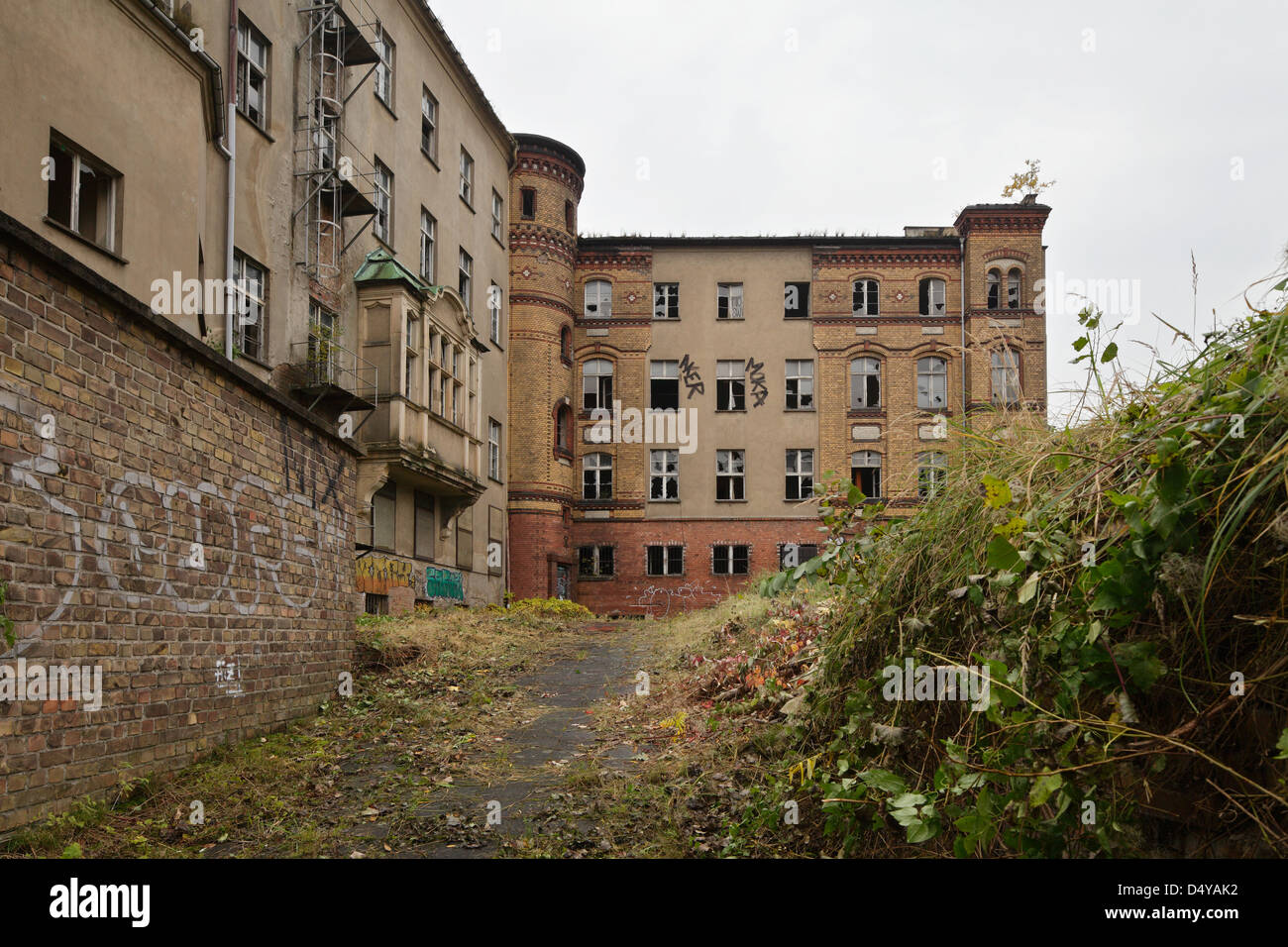 Overgrown courtyard hi-res stock photography and images - Alamy