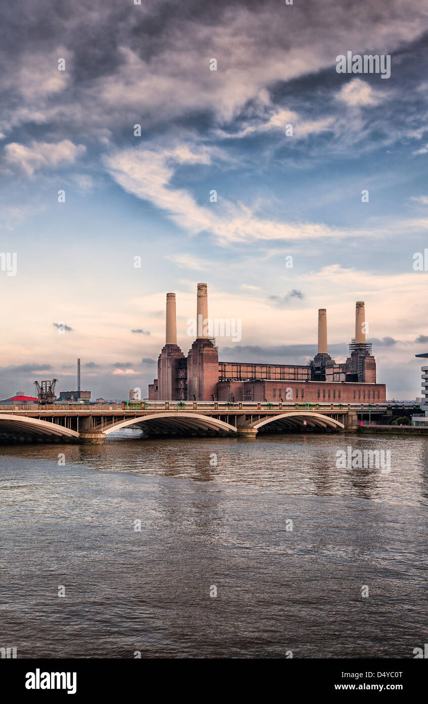 Battersea power station hi-res stock photography and images - Alamy