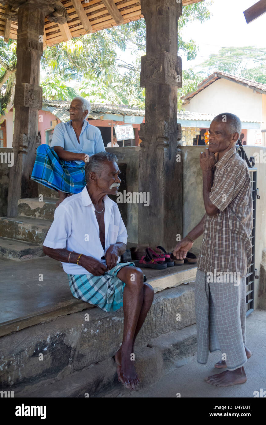 Sri Lanka, Sri Lankan old men at a temple Stock Photo - Alamy