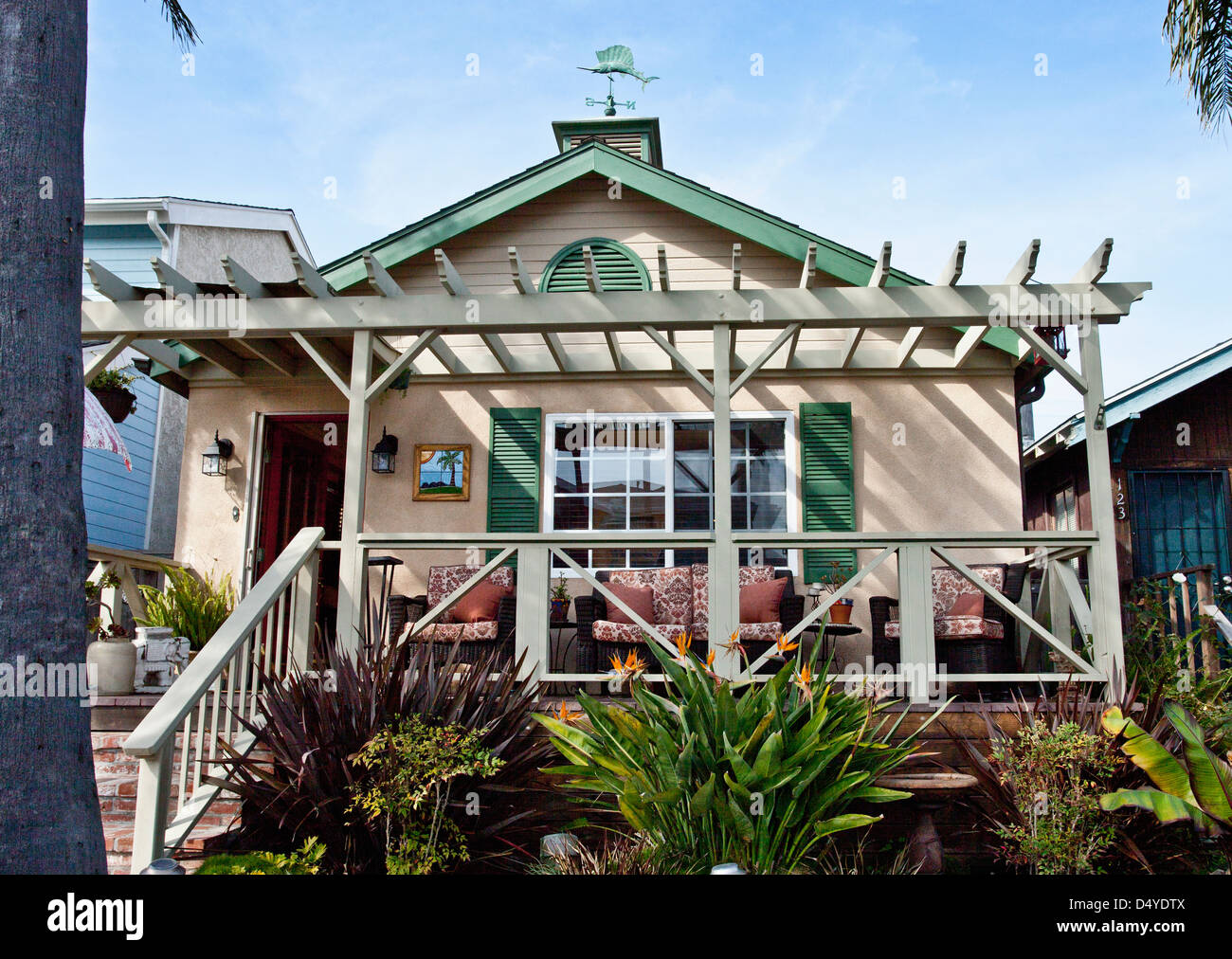 Middle class house exterior hi-res stock photography and images - Alamy