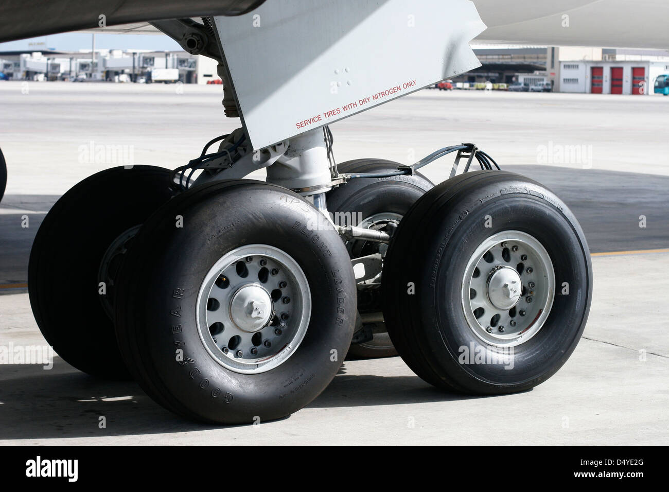 plane tires on tarmac at airport Stock Photo - Alamy