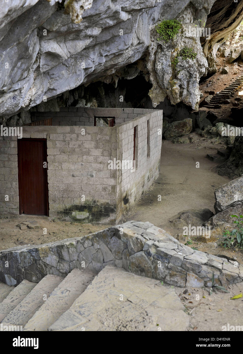 Military operation cave hi-res stock photography and images - Alamy