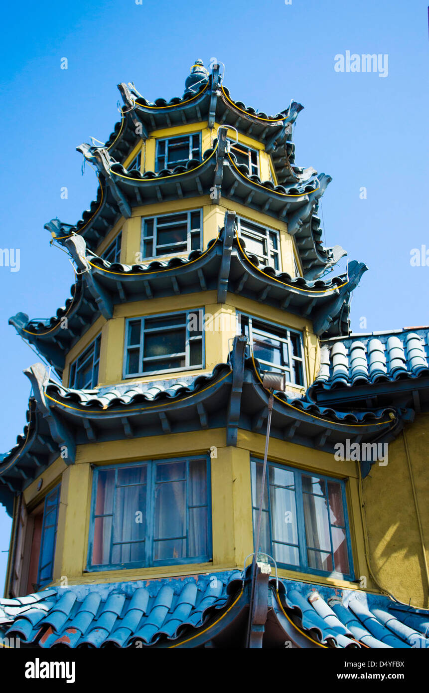 Chinese imperial roof decoration hi-res stock photography and images ...