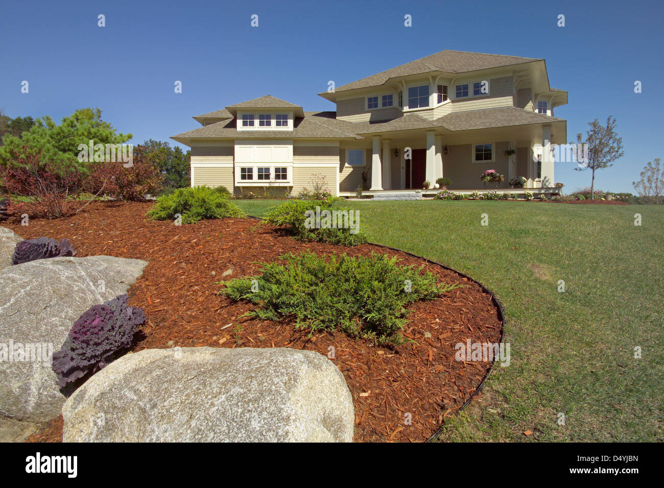 Family in front of building hi-res stock photography and images - Alamy
