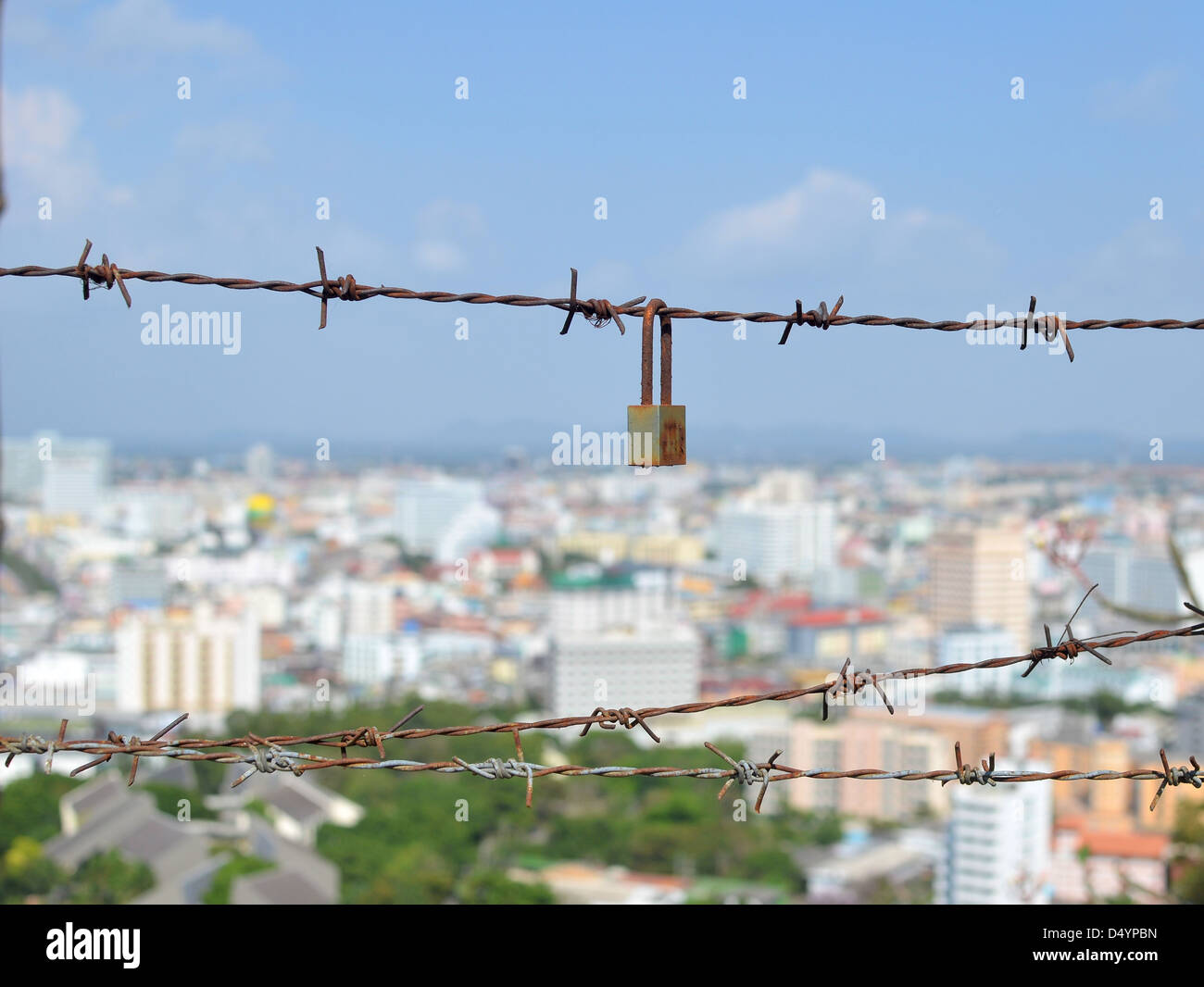 View through wire hi-res stock photography and images - Alamy