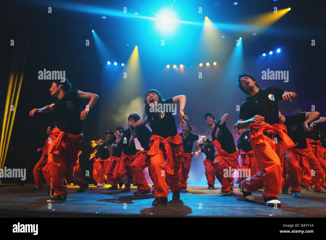 Group of dancers performing Stock Photo - Alamy