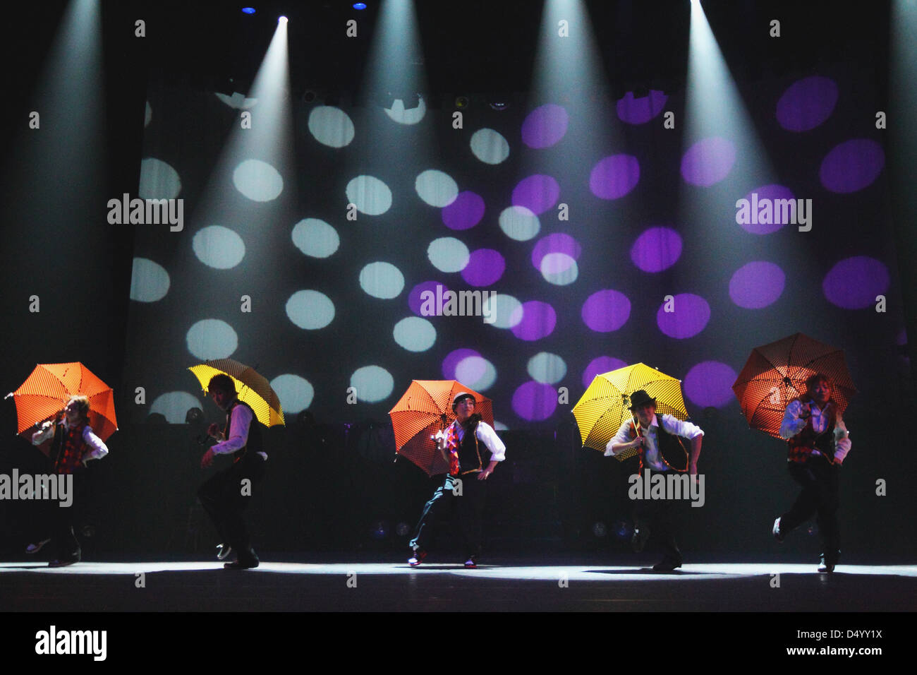 Group of dancers performing Stock Photo - Alamy