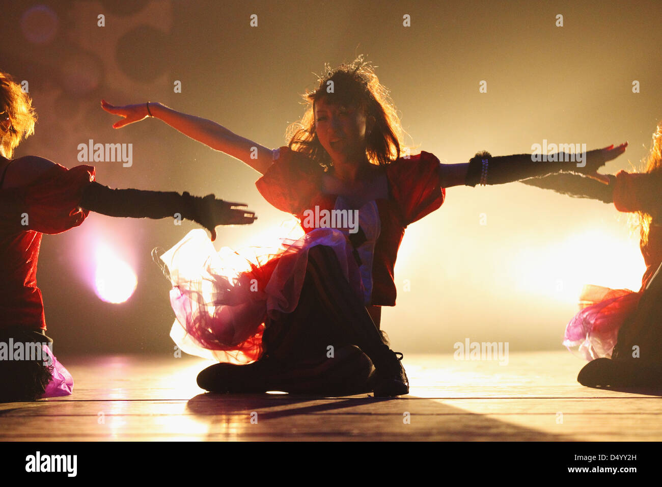 Dancers stage hi-res stock photography and images - Alamy