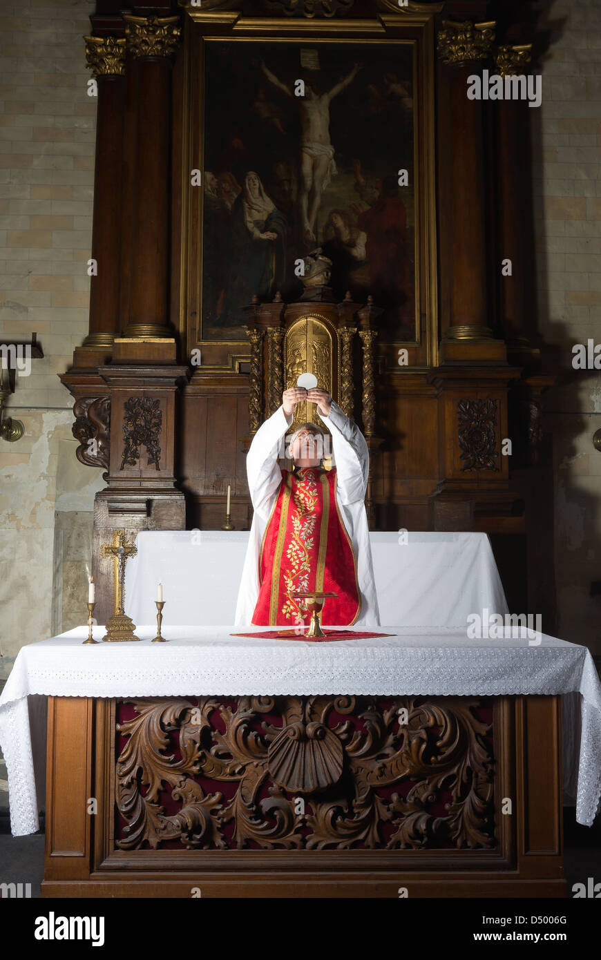 Priest eucharist hi-res stock photography and images - Alamy