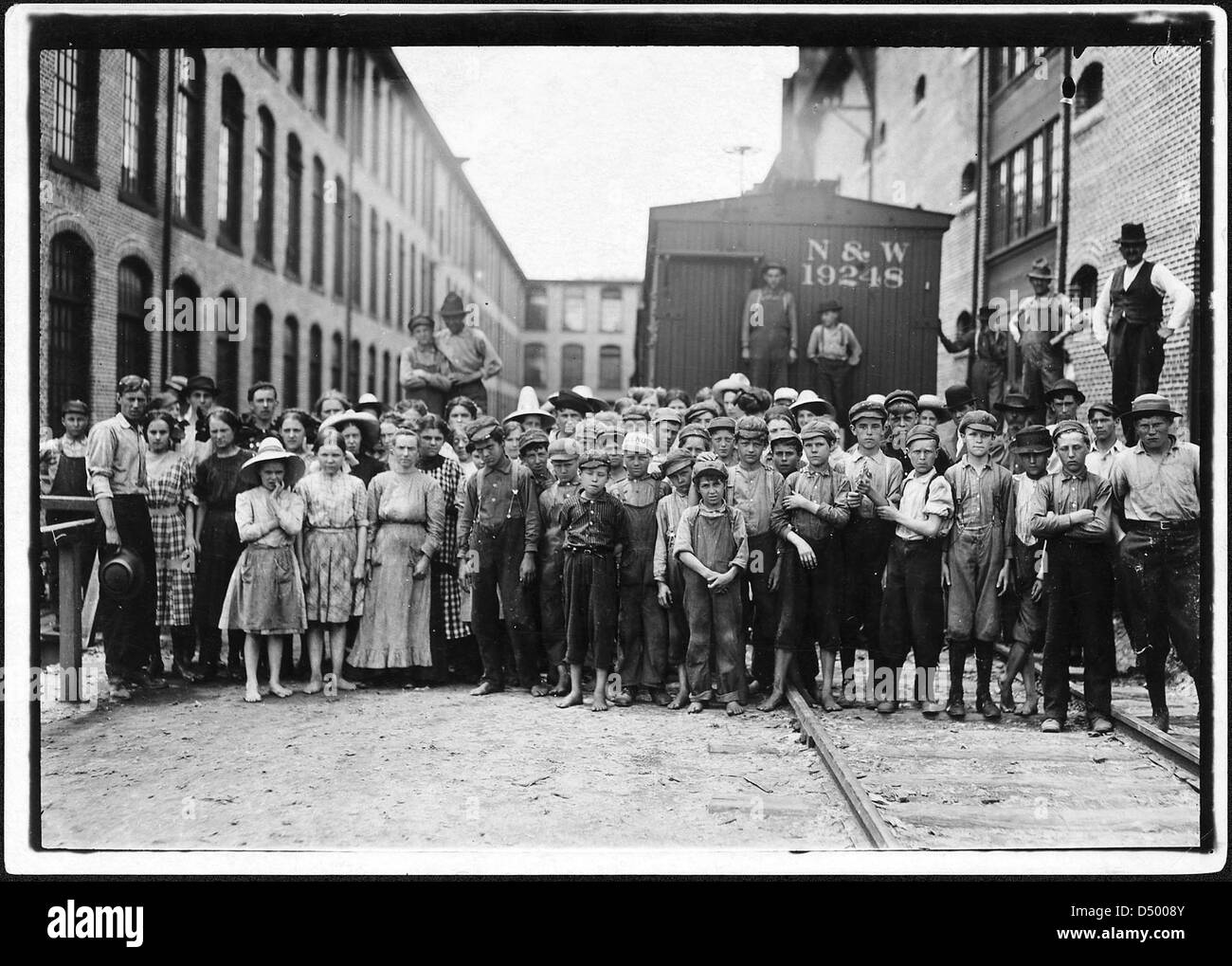 Industrial workers 1911 Black and White Stock Photos & Images - Alamy