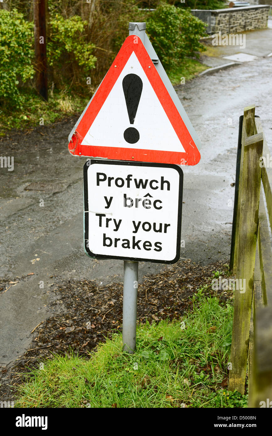 Road sign in welsh english hi-res stock photography and images - Alamy