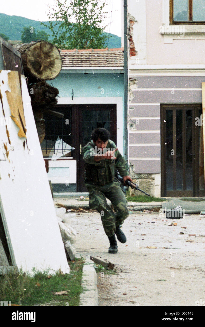 A Bosnian Muslim soldier runs for cover during fierce fighting with ...