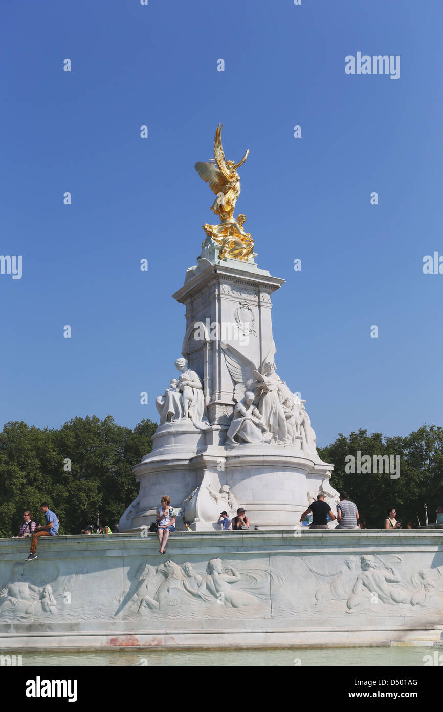 Image victoria memorial in london hi-res stock photography and images ...