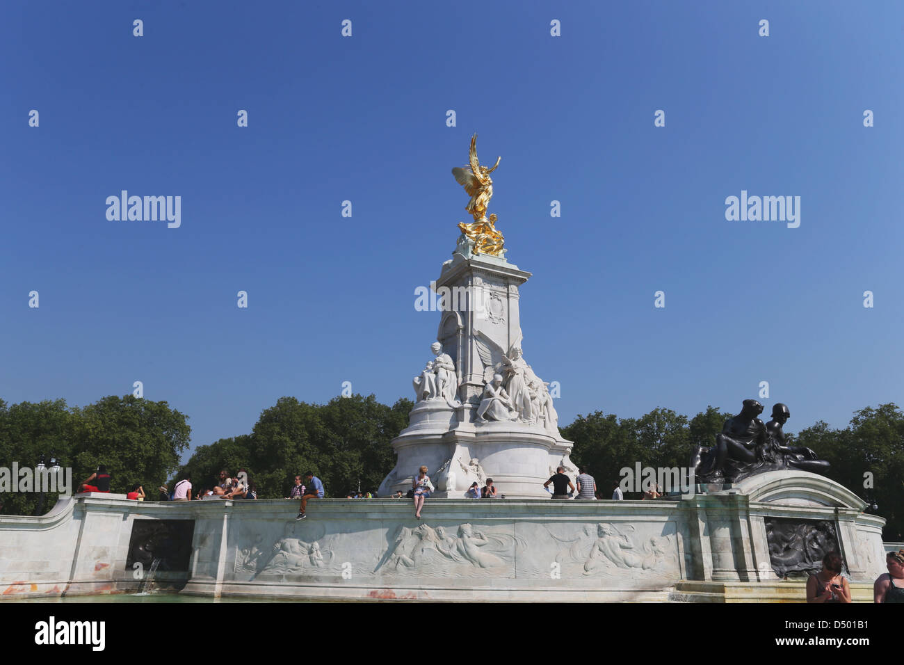 Victoria monument in london hi-res stock photography and images - Alamy