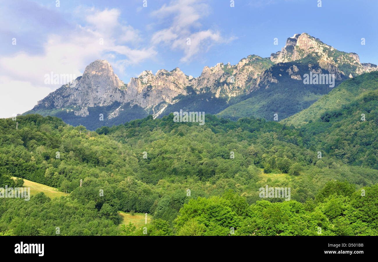 Cliff overlooking valley hi-res stock photography and images - Alamy