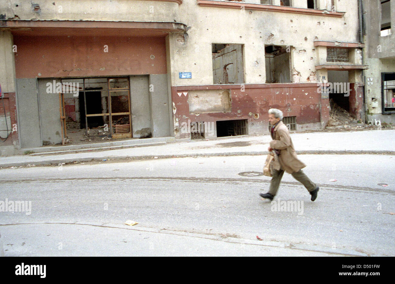 Shoot civilians hi-res stock photography and images - Alamy