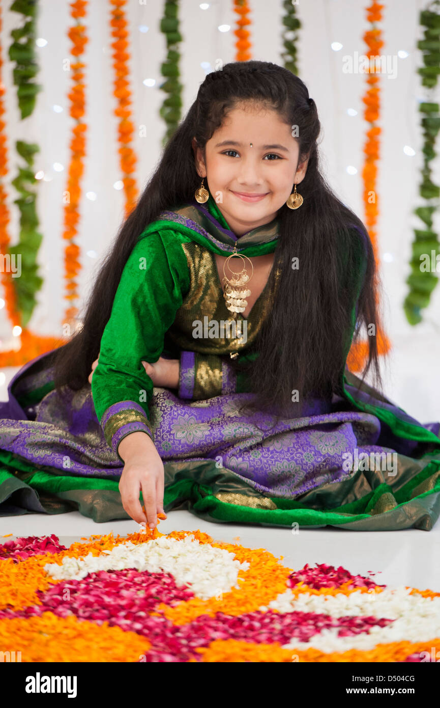 Girl making rangoli on Diwali Stock Photo - Alamy