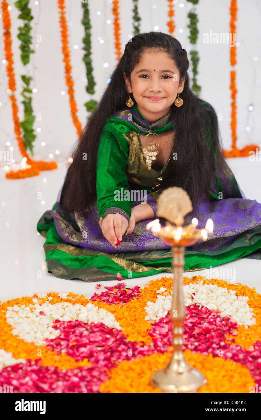 Girl making rangoli on Diwali Stock Photo - Alamy