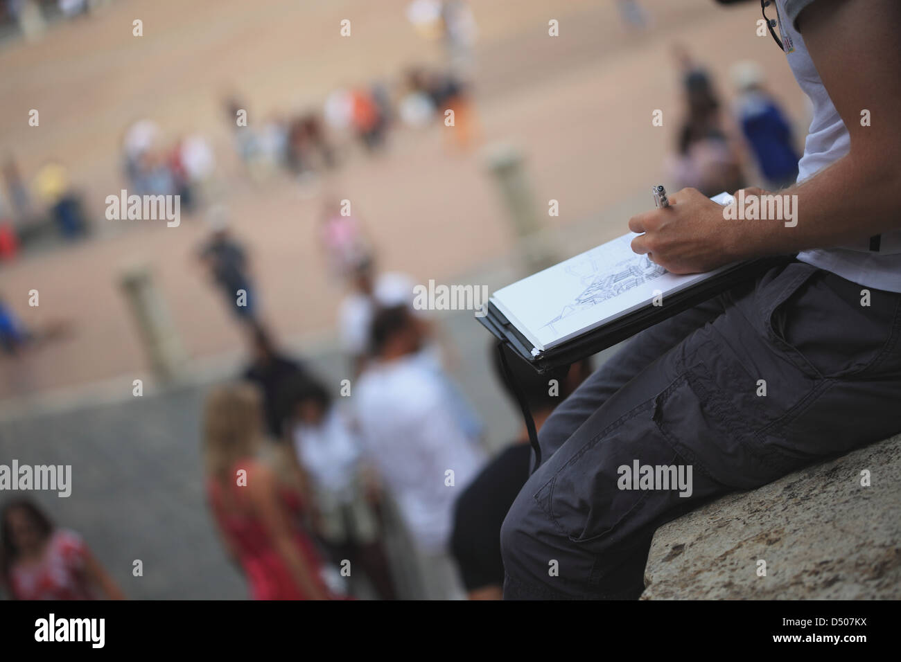 Man drawing in siena hi-res stock photography and images - Alamy