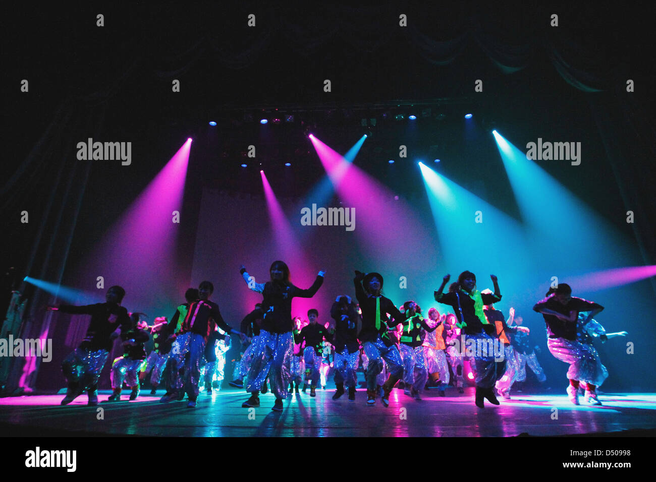 Multiple dancers hi-res stock photography and images - Alamy