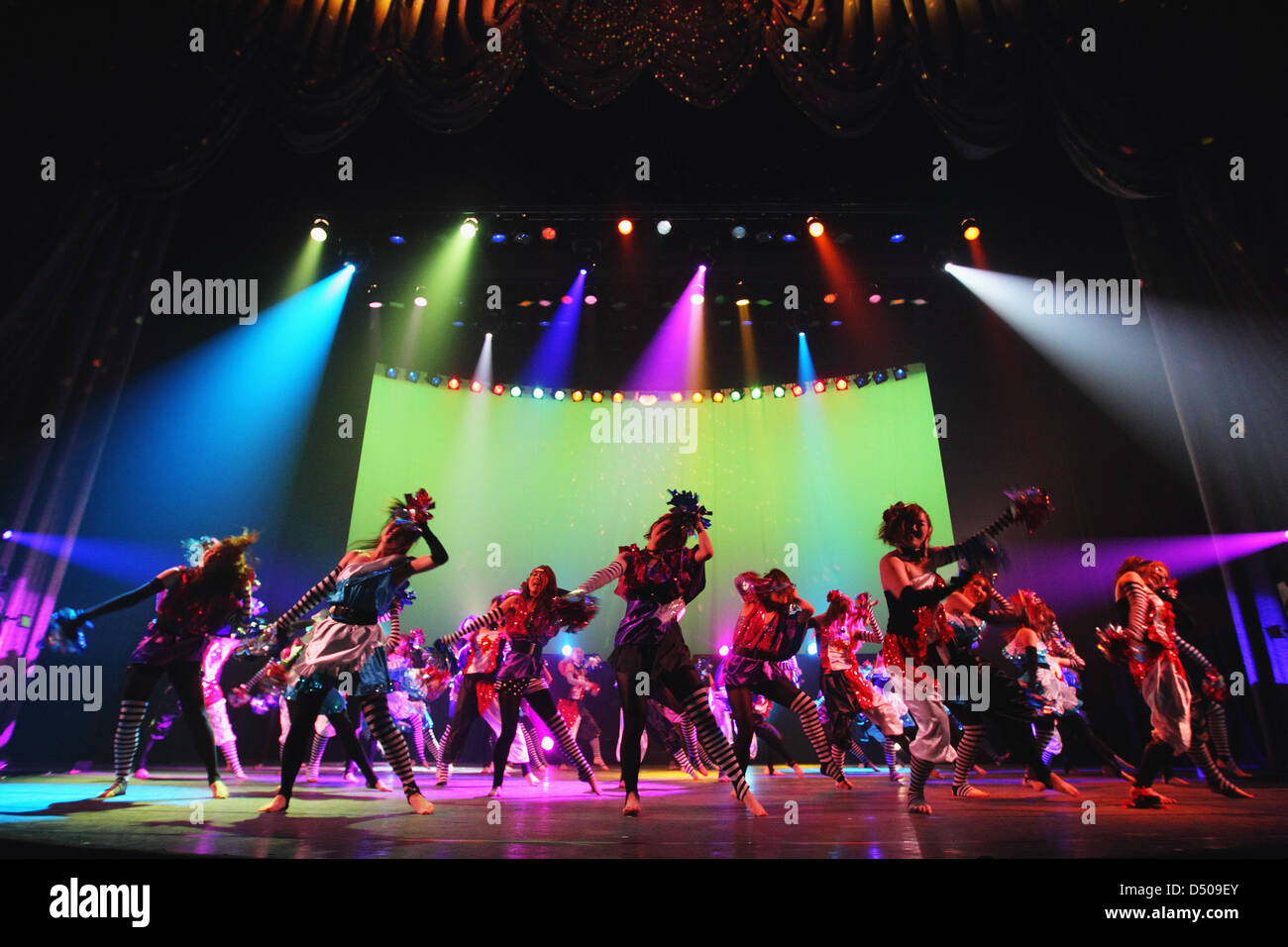 Group of dancers performing Stock Photo - Alamy