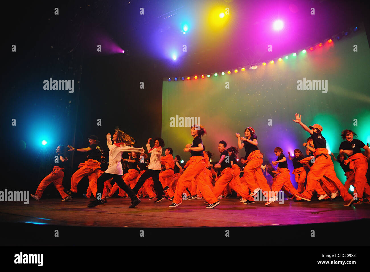Group of dancers performing Stock Photo - Alamy