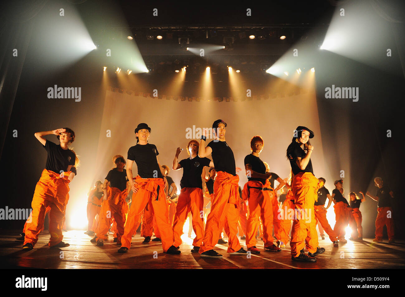 Group of dancers performing Stock Photo - Alamy
