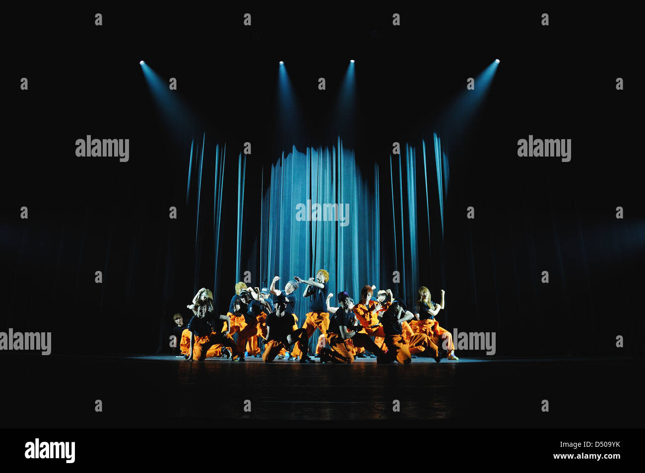 Group of dancers performing Stock Photo - Alamy