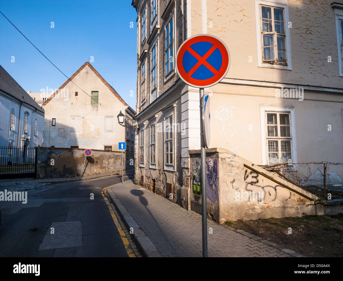Damaged traffic sign hi-res stock photography and images - Alamy