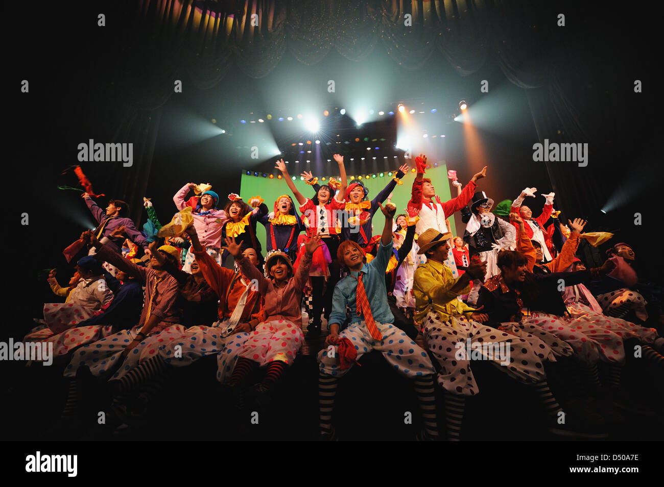 Group of dancers performing Stock Photo - Alamy