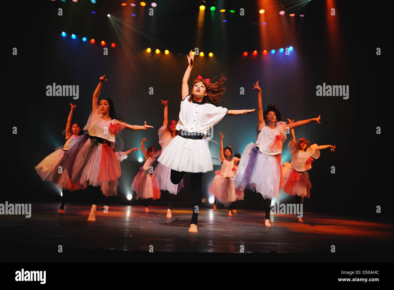 Group of dancers performing Stock Photo - Alamy