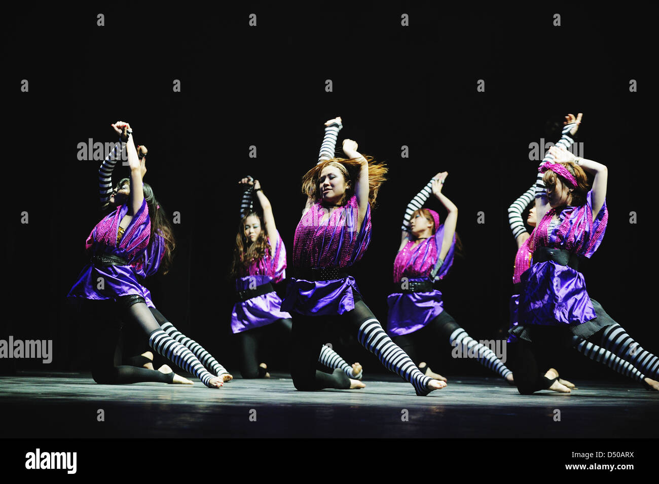 Group of dancers performing Stock Photo - Alamy