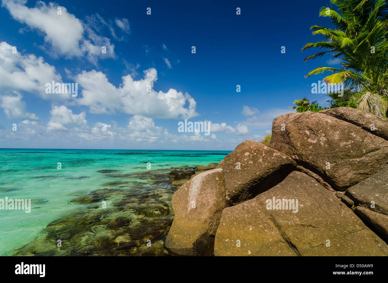 View of beautiful clear Caribbean water in San Andres y Providencia ...