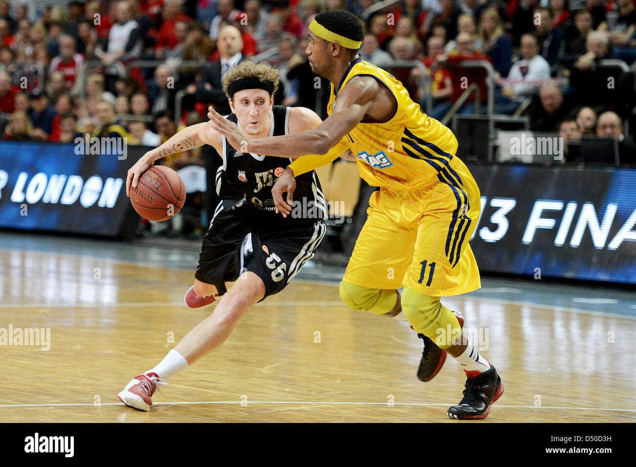 Berlin's Deon Thompson (R) vies for the ball with Bamberg's Matt Walsh ...